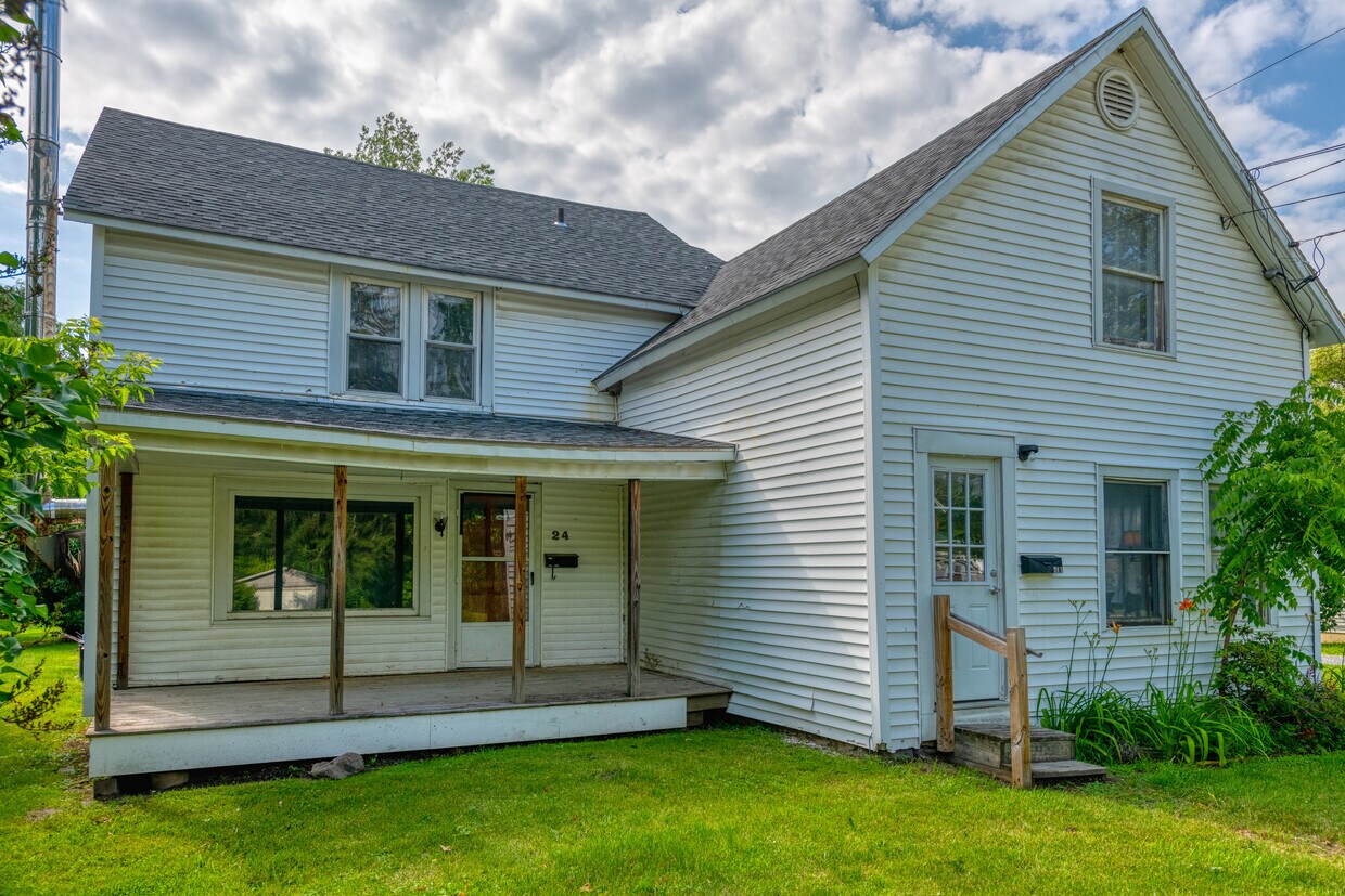 24 Walnut St, Saint Albans, VT 05478 - Apartments in Saint Albans, VT ...