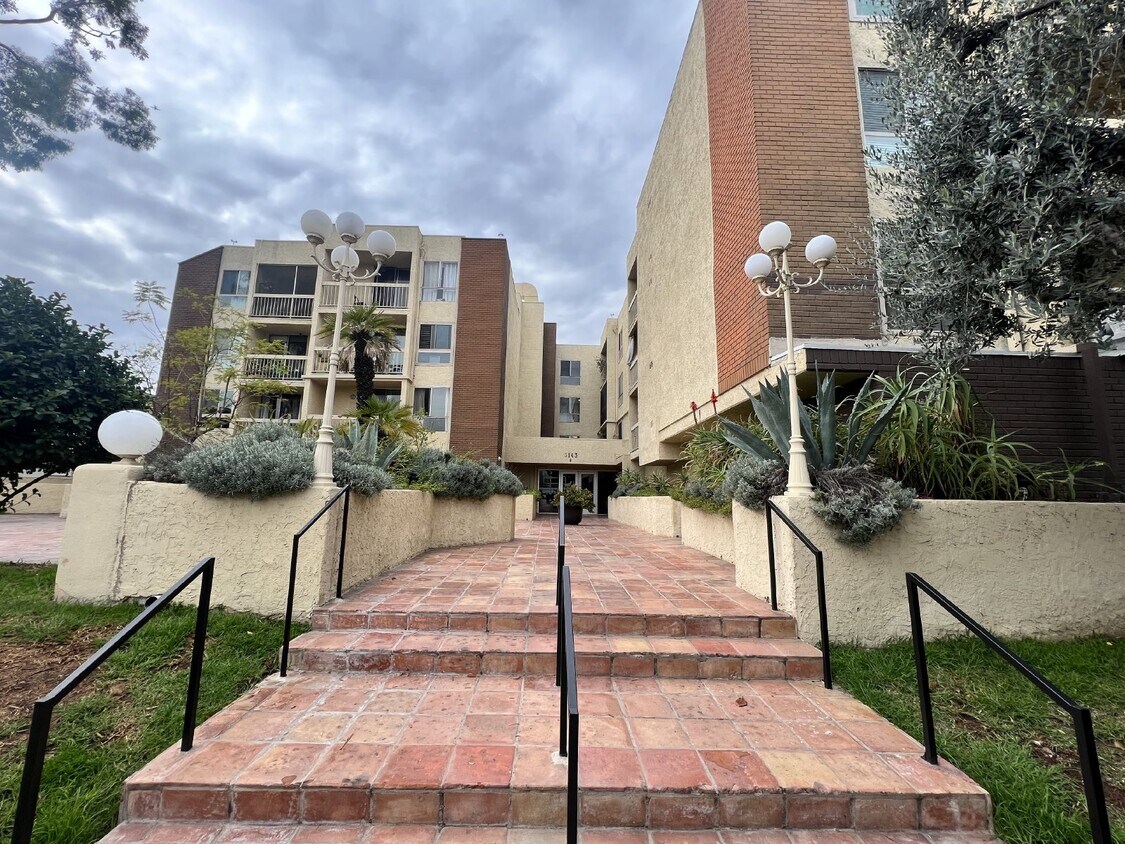 5143 Bakman Ave Unit Apt 412, Los Angeles, CA 91601 - Room for Rent in ...