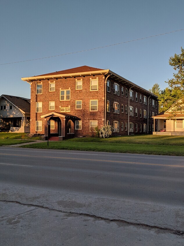 LamBar Place - Apartments in Pittsburg, KS | Apartments.com