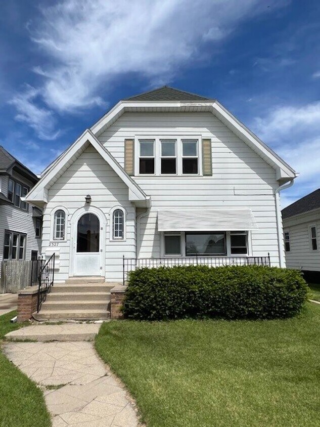 2327 Green St Unit Upper, Racine, WI 53402 - Room for Rent in Racine ...