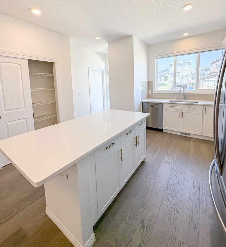 178 Edith Rd NW, Calgary, AB T3R 1Y5 - Townhouse for Rent in Calgary ...