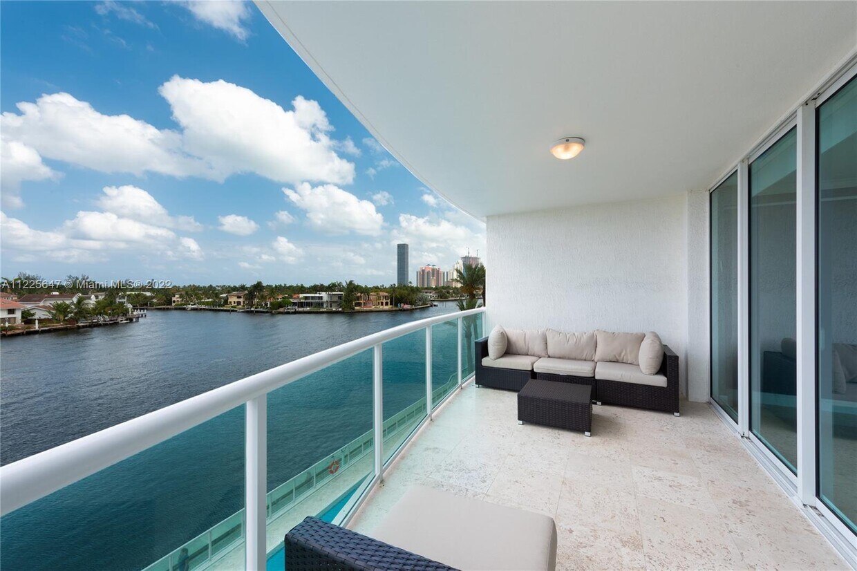 20201 E Country Club Dr Miami, FL 33180 - Alquileres en Miami, FL | Apartamentos.com