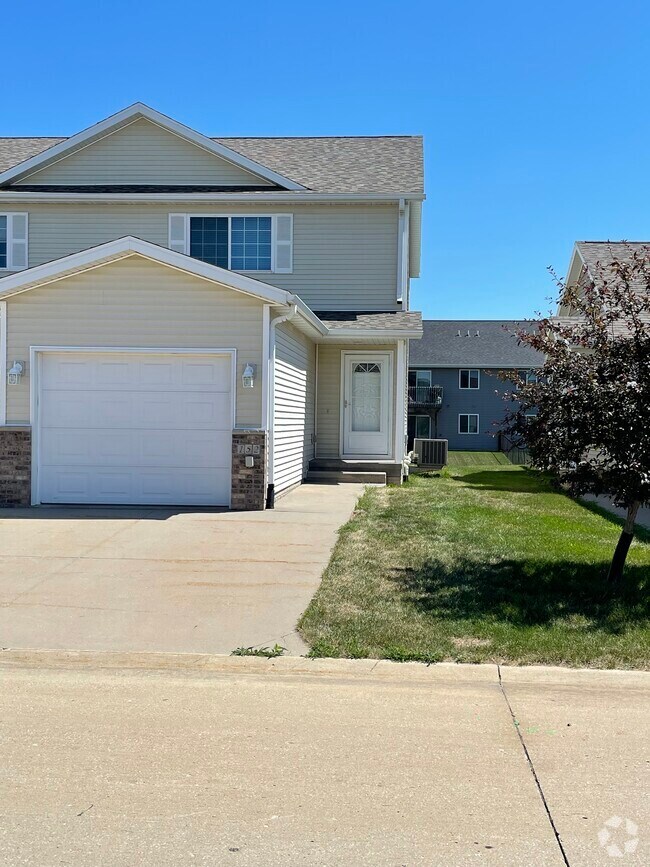 West Lake Seven Apartments for Rent with High Ceilings - North Liberty ...