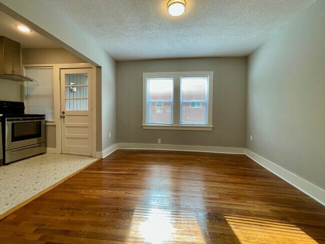 5049-5049 Wyandotte St Unit 5047-2, Kansas City, MO 64112 - Room for ...