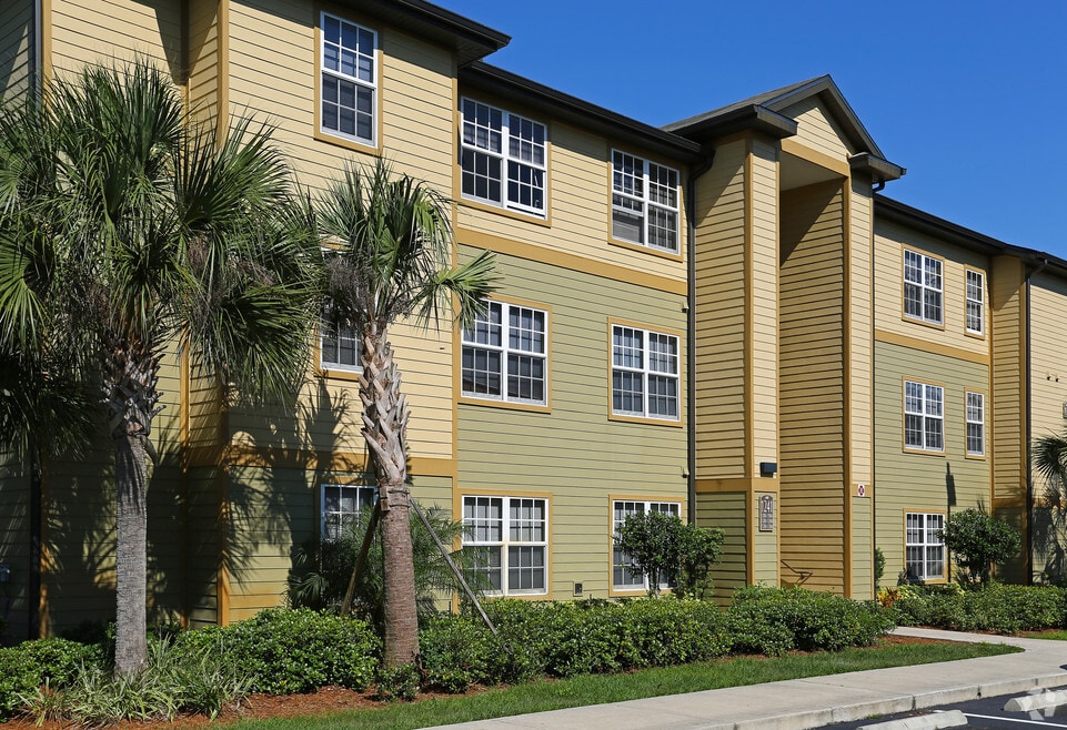 Apartments for Rent with a Swimming Pool Near Cambridge Park ...