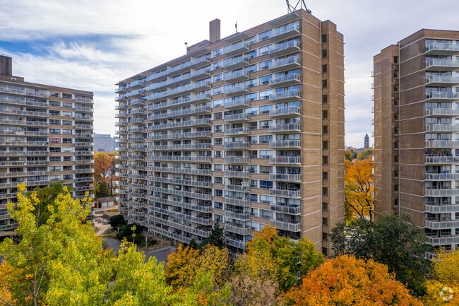 Brentwood Towers Apartments - 17-25 Lascelles Blvd Toronto, ON ...