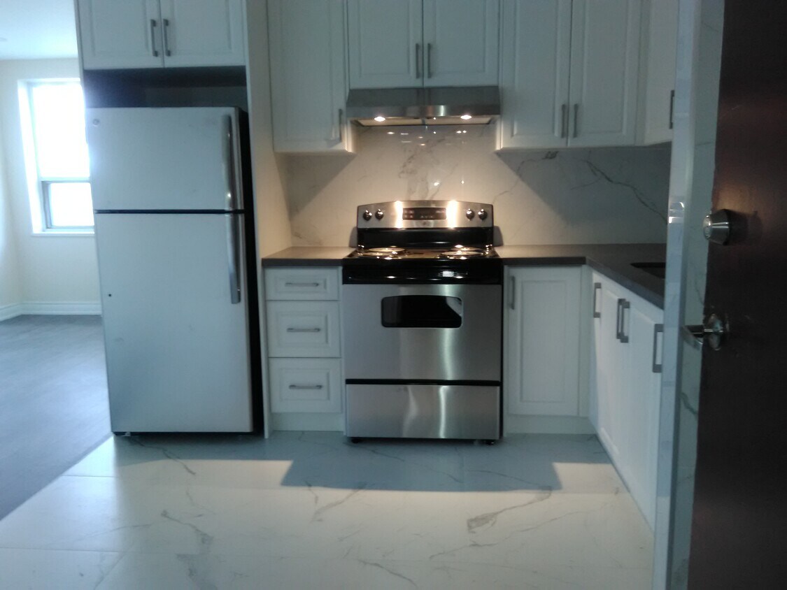 200 Cosburn Av Unit 2 brm Apt with Balcony, Toronto, ON M4J 2M1 ...