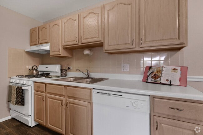 The Covered Bridges Apartments for Rent with a Garage - Carol Stream ...