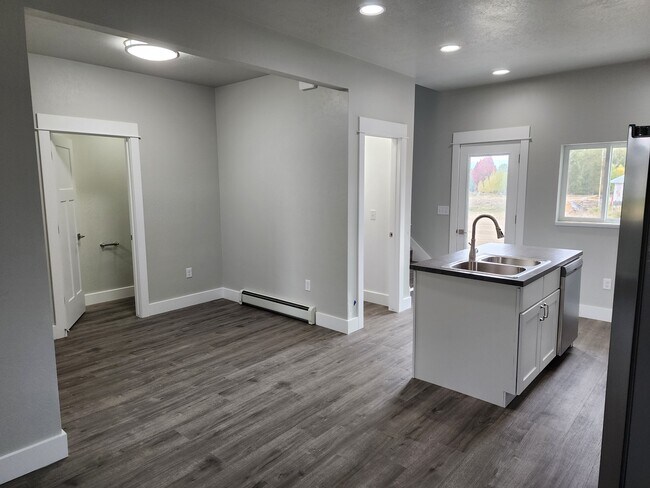 227 Cedar St, Hamilton, MT 59840 - Townhome Rentals in Hamilton MT ...