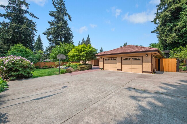 10832 NE 45th St, Kirkland, WA 98033 - House Rental in Kirkland, WA ...