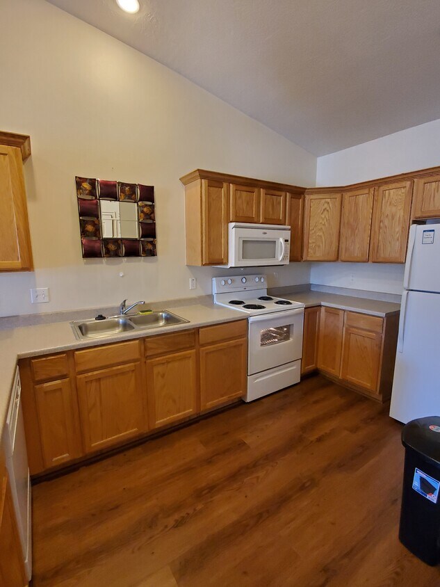 1931 N Canyon Rd Unit Timpanogos Gateway #316.Private room contract ...