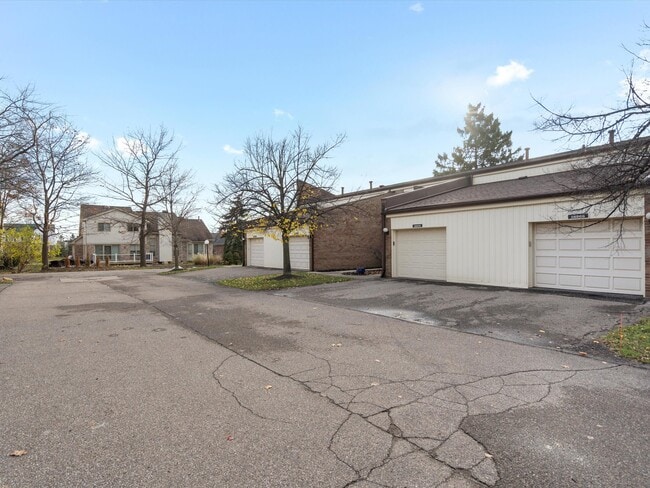 18270 University Park Dr, Livonia, MI 48152 - Room for Rent in Livonia ...