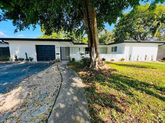 Sun Ray Homes Greynolds Park Apartments for Rent with a Living Room ...