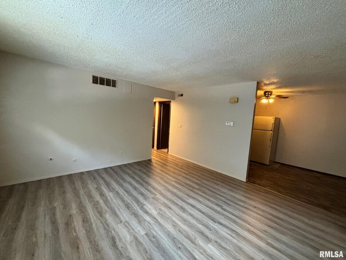 2080 W Washington St Unit 8, Springfield, IL 62702 - Room for Rent in ...