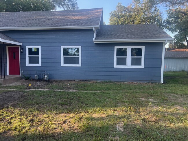 Apartments for Rent with Yard in Elbing KS