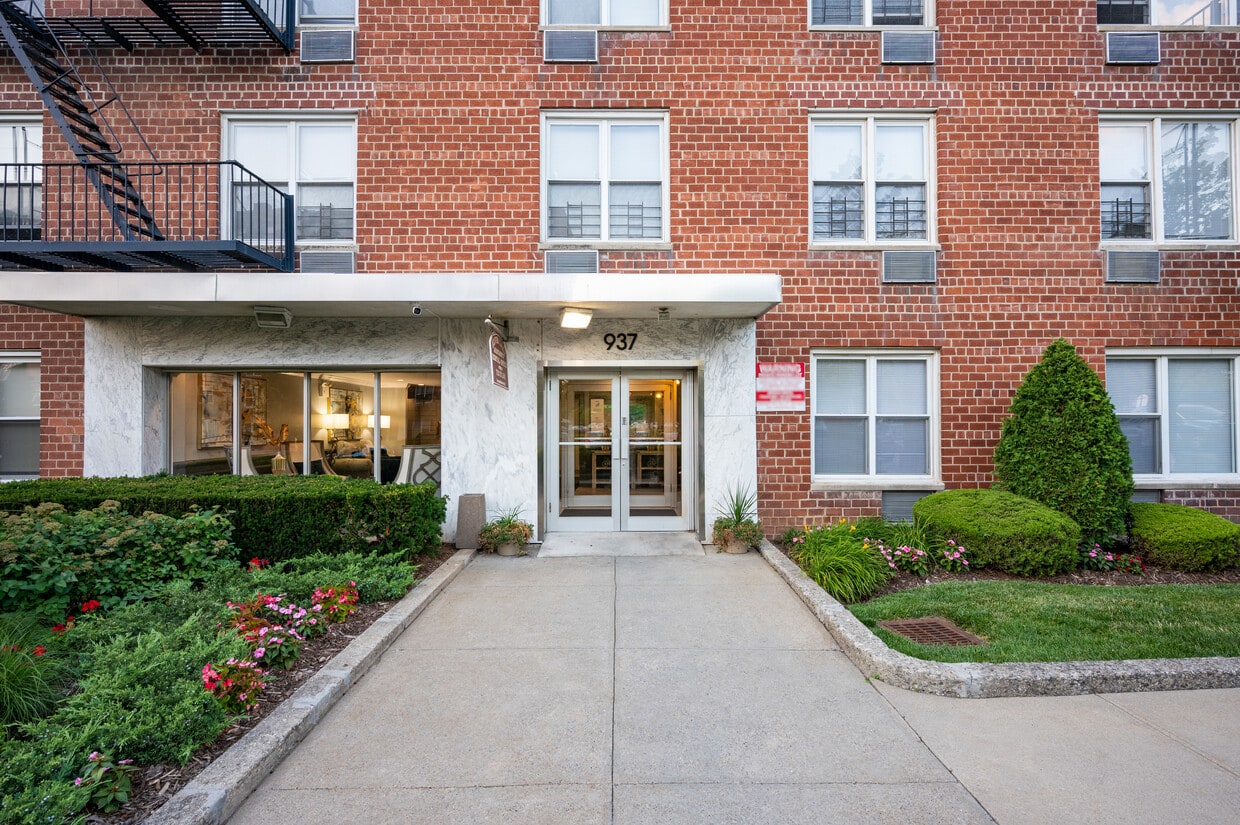 Silver Lake Apartments - 937 Victory Blvd Staten Island, NY 10301 ...