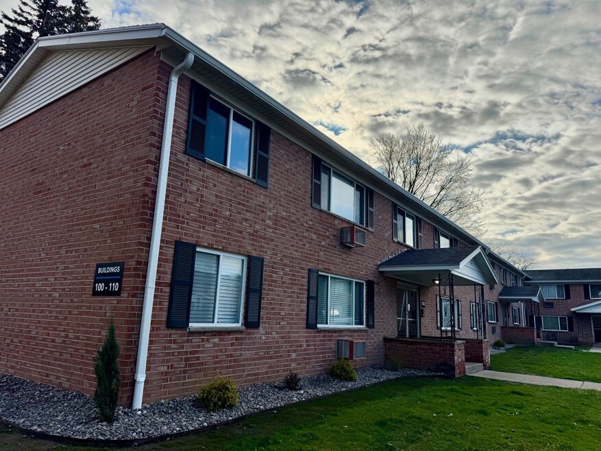 CenterPointe Apartments & Townhomes - 5570 Centerpointe Blvd ...