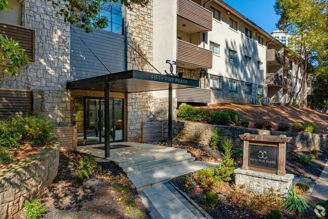 Candler Plaza Apartments for Rent with a Walk-In Closet - Atlanta, GA ...