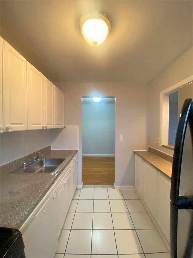 6117 JFK Blvd E Unit 1L, West New York, NJ 07093 - Room for Rent in ...