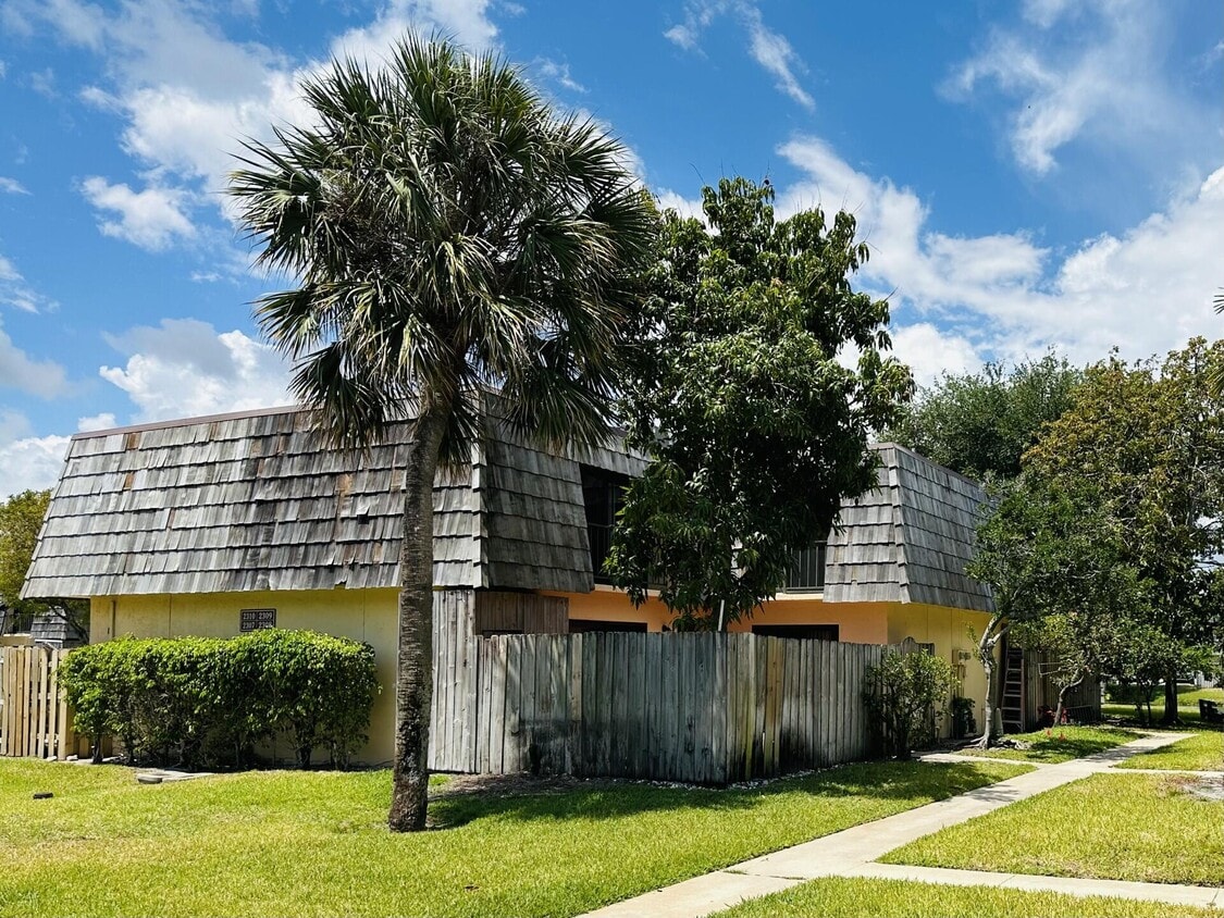 2308 Waterside Dr, Lake Worth Beach, FL 33461 - Townhome Rentals in ...