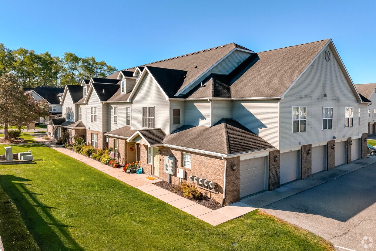 Mallard Pond Apartments & Condos - 1530-1566 Blackbird Ln Howell, MI ...