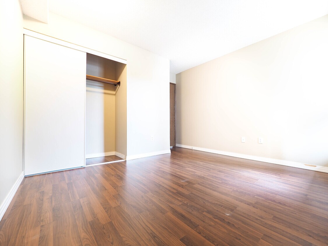 Emily Martin Arms Appartements - 11012 82nd Ave NW Edmonton, AB ...