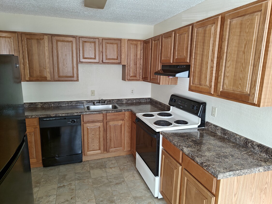 Pine Run Place Apartments and Townhomes - 2104 Plaza Dr W Clio, MI ...