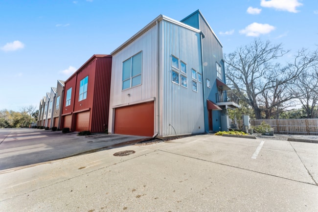 Grosse Tete LA Condos for Rent with Garages