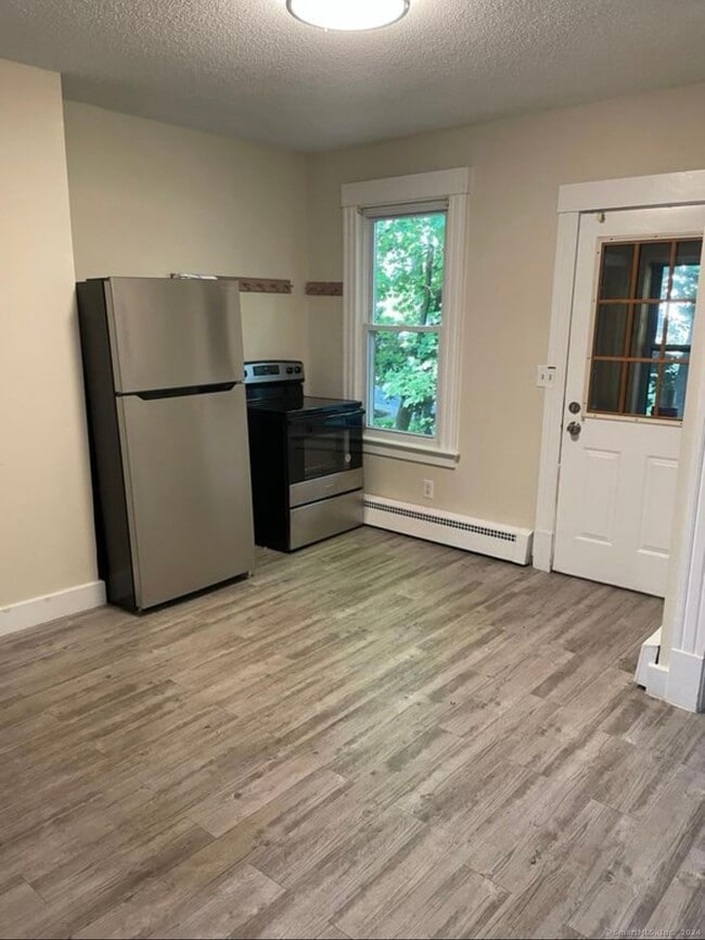 350 Center St, Manchester, CT 06040 - Room for Rent in Manchester, CT ...