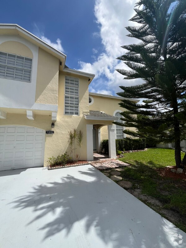 Doral Lakes Houses for Rent with a Swimming Pool - Doral, FL