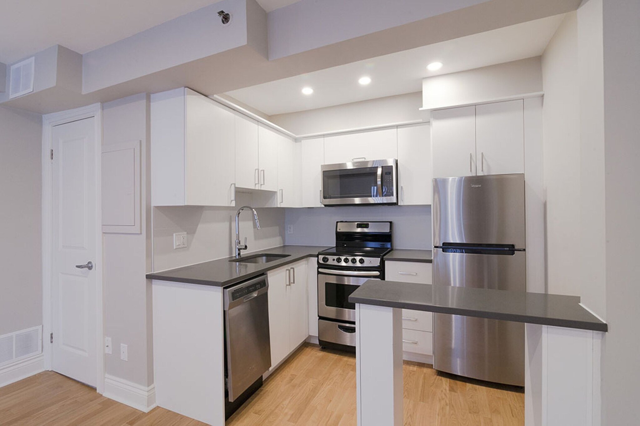 25 Av Des Pins O Unit 545, Montréal, QC H2W 1P8 - Apartment for Rent in ...