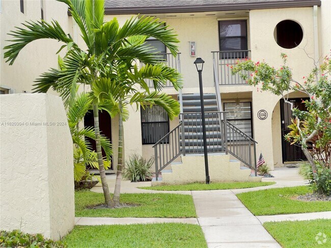 Villas Lakes Townhouse Apartments for Rent with a Swimming Pool ...