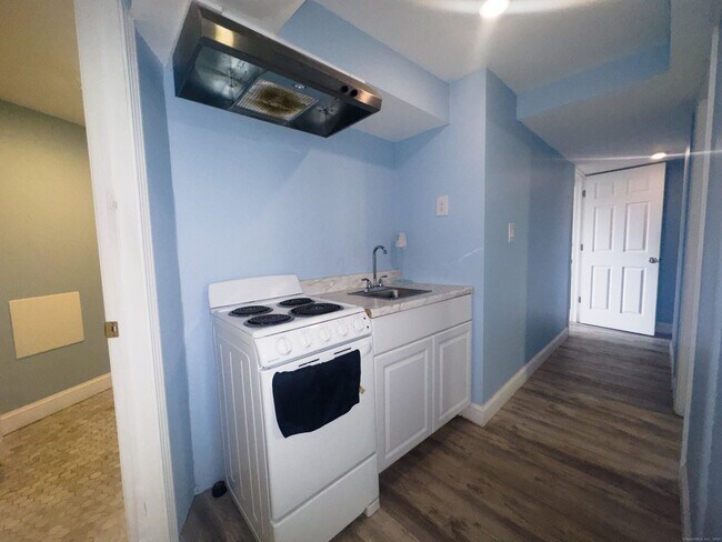 118 Colonial Rd Unit Basement, Stamford, CT 06906 - Room for Rent in ...