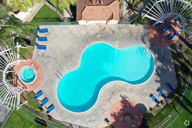 River Ranch Townhomes Apartments for Rent with a Garage - Santa Clarita ...