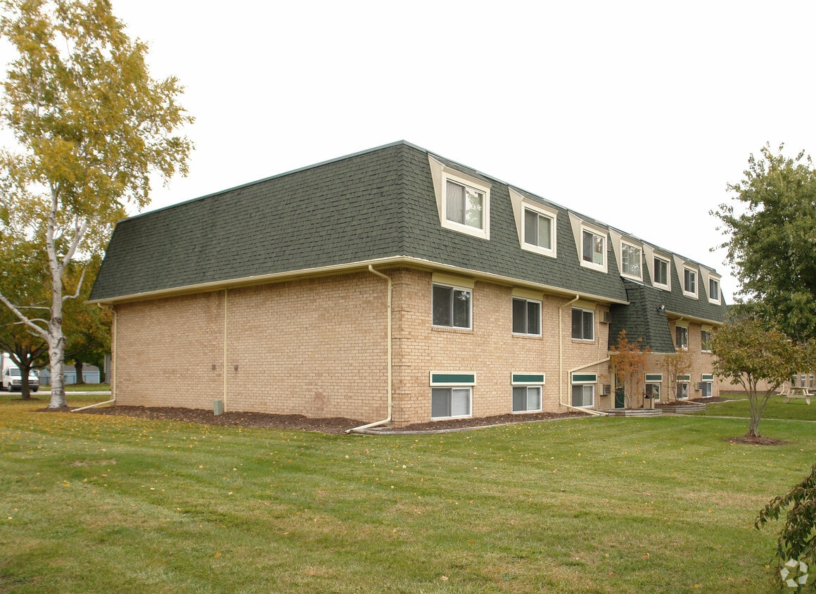 Shaker House Apartments - 757 W Shepherd St Charlotte, MI 48813 ...