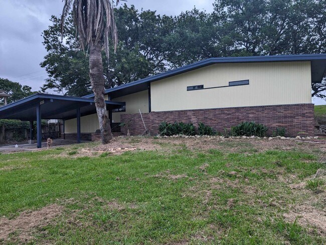 Apartments for Rent with Yard in Port Acres TX