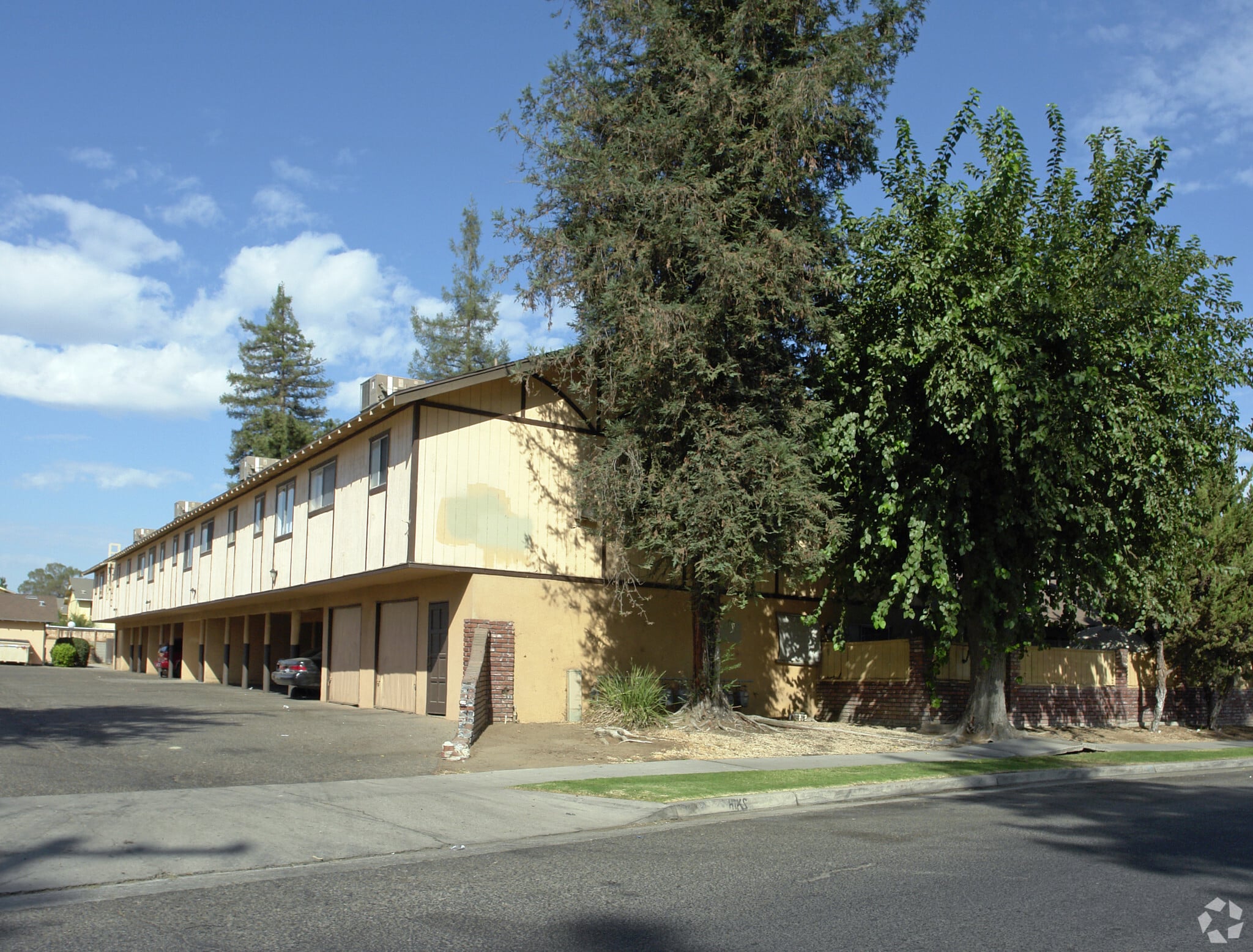 Golden Place Luxury Apartments - 404 S Waverly Ln Fresno, CA 93727 ...