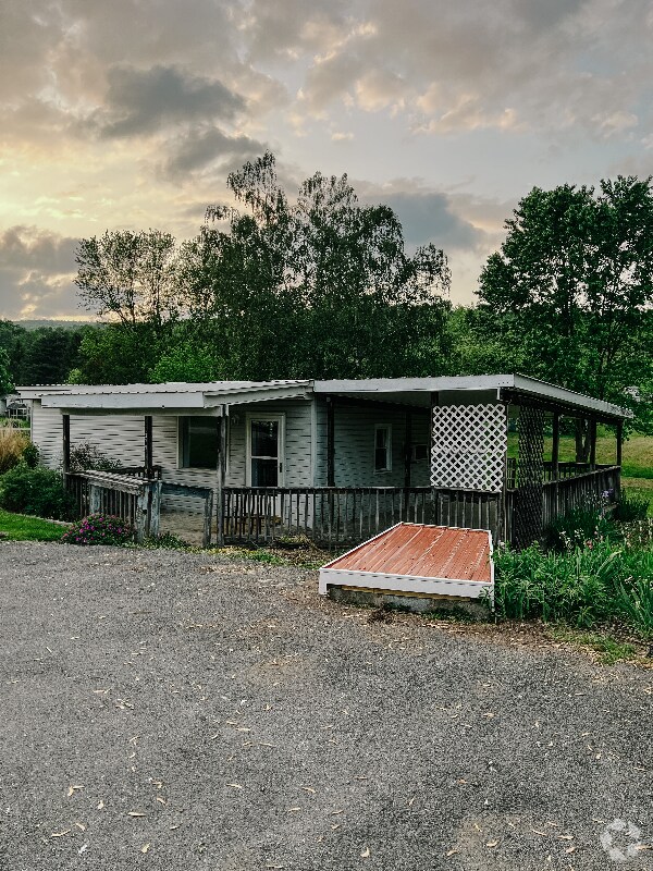 Apartments for Rent with Garages in Clarence, PA