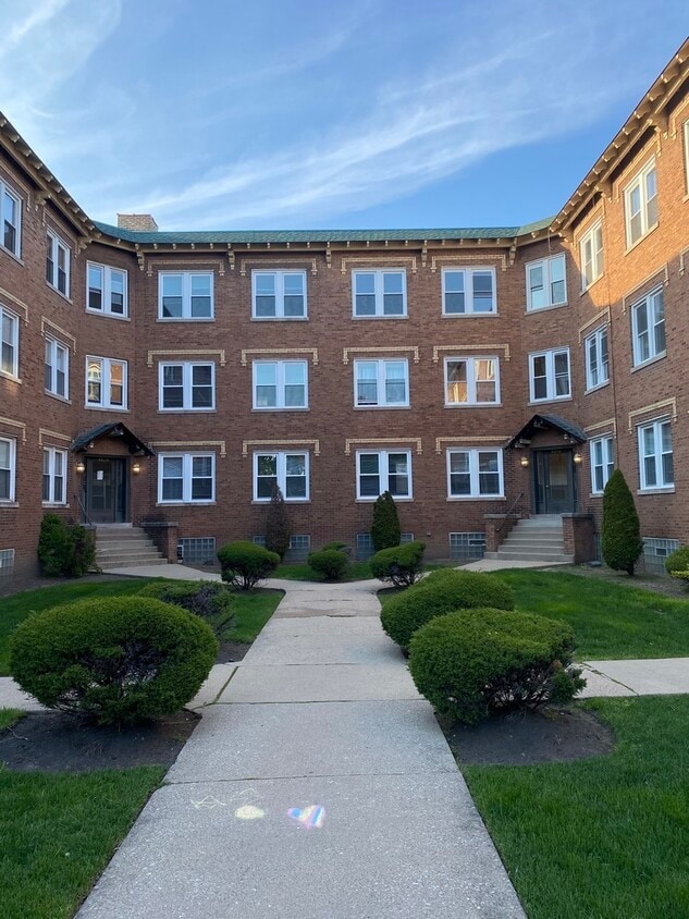4816 W Hutchinson St, Chicago, IL 60641 - House Rental in Chicago, IL ...