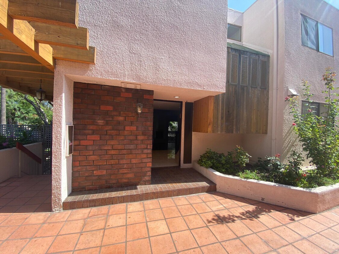 234 S Tower Dr Unit 1, Beverly Hills, CA 90211 - Condo for Rent in ...