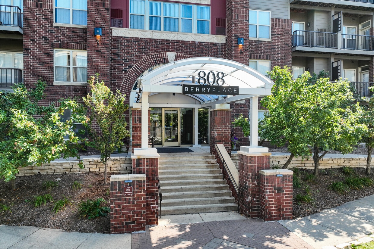 808 Berry Place - 808 Berry St Saint Paul, MN 55114 | Apartments.com
