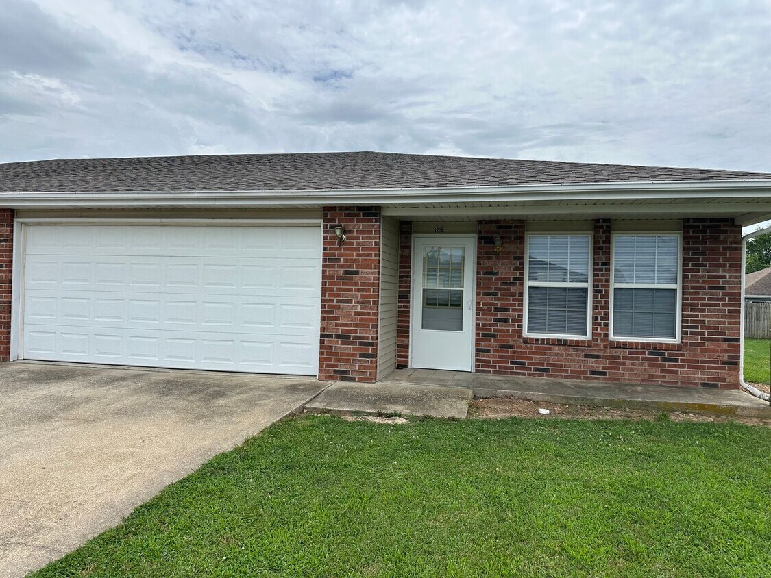 1218 Lake Dr, Lebanon, MO 65536 - House Rental in Lebanon, MO ...