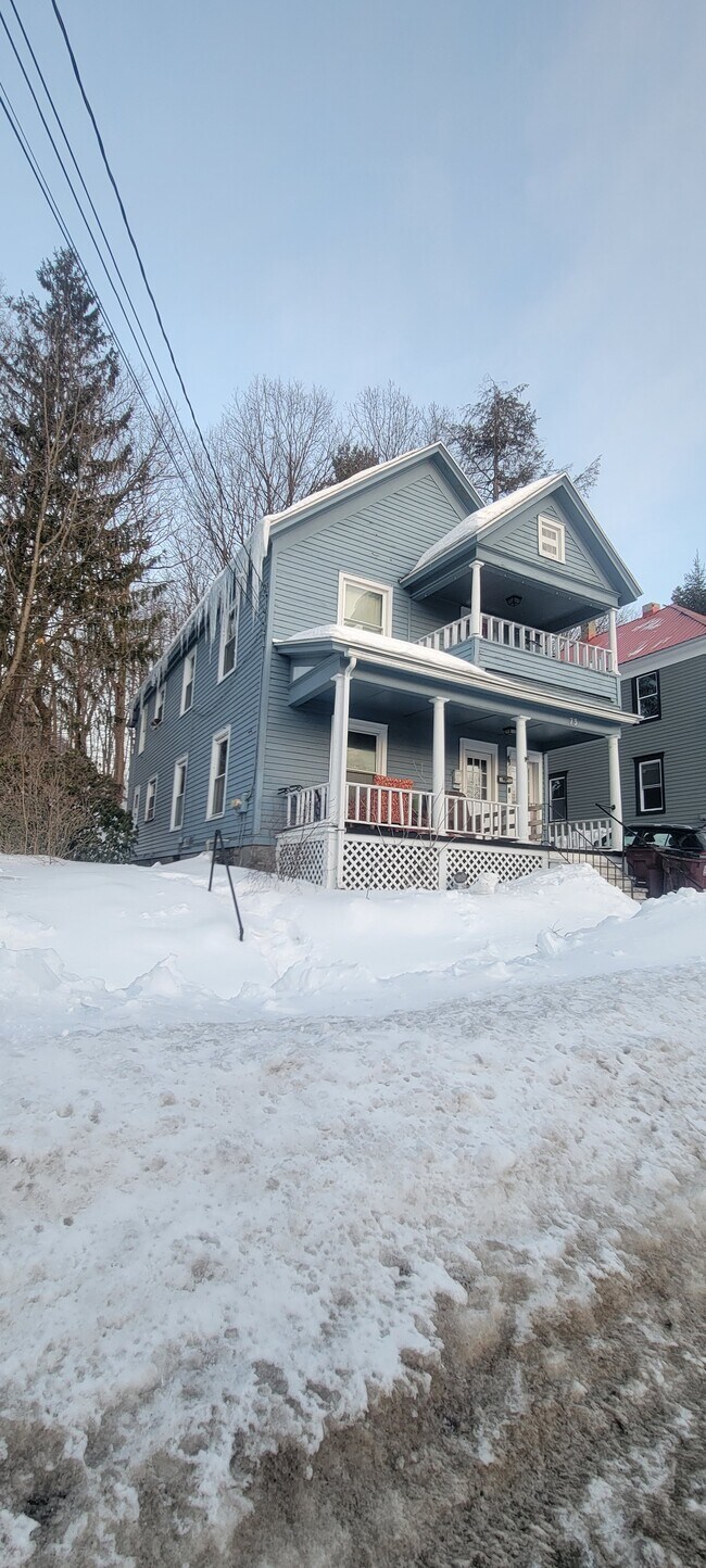 Apartments for Rent with a Swimming Pool in Vail Mills NY