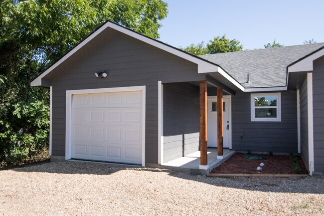 Apartments for Rent with Garages in Gober, TX