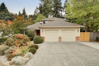 Woodside East Apartments for Rent with a Swimming Pool - Bellevue, WA ...