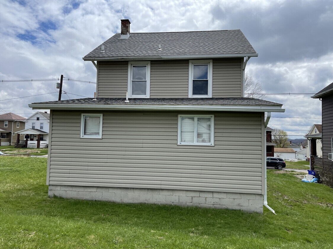 1047 Beckford St, New Castle, PA 16101 - Condo for Rent in New Castle ...