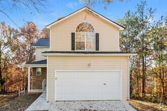 Redlodge at Anneewakee Trails Apartments for Rent with a Living Room ...