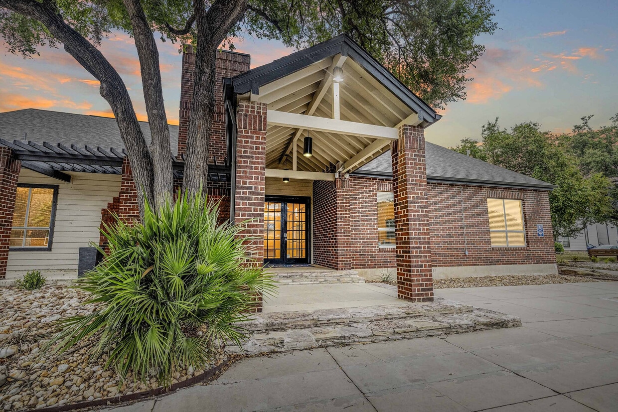 2555 Ne Loop 410