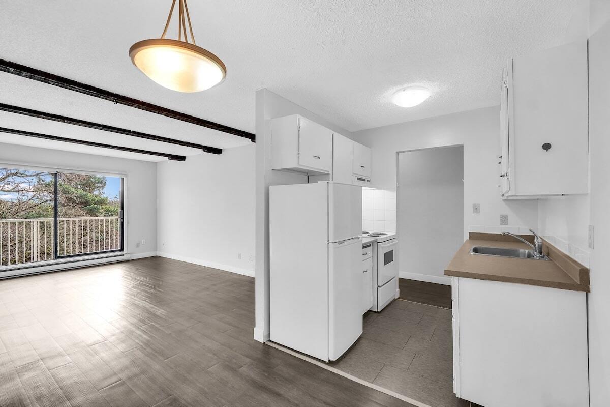 The Dunsmuir Royale Apartments Apartments - 801 Esquimalt Victoria, BC ...
