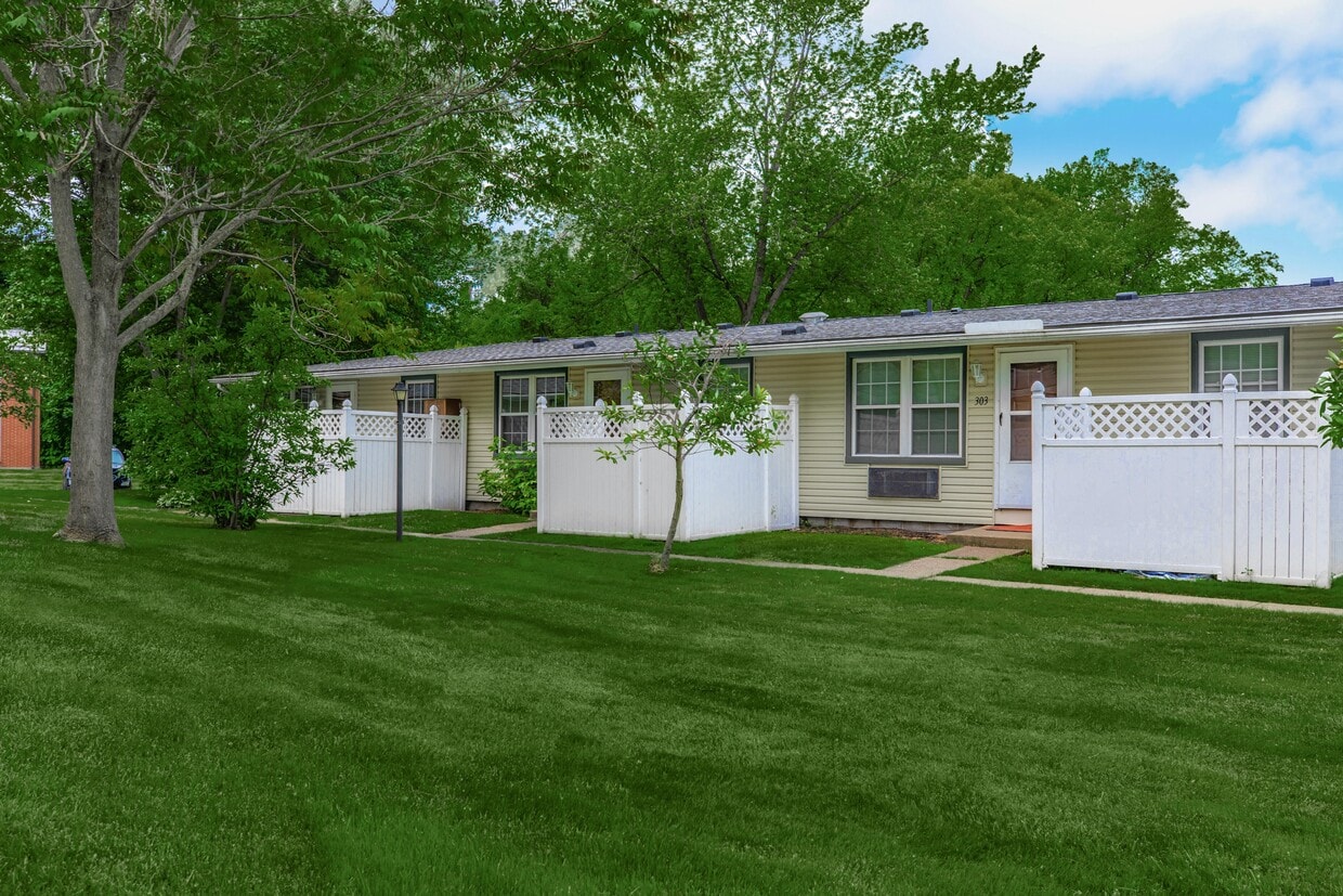 Andover Courtyard - 145 Newell St Painesville, OH 44077 | Apartments.com
